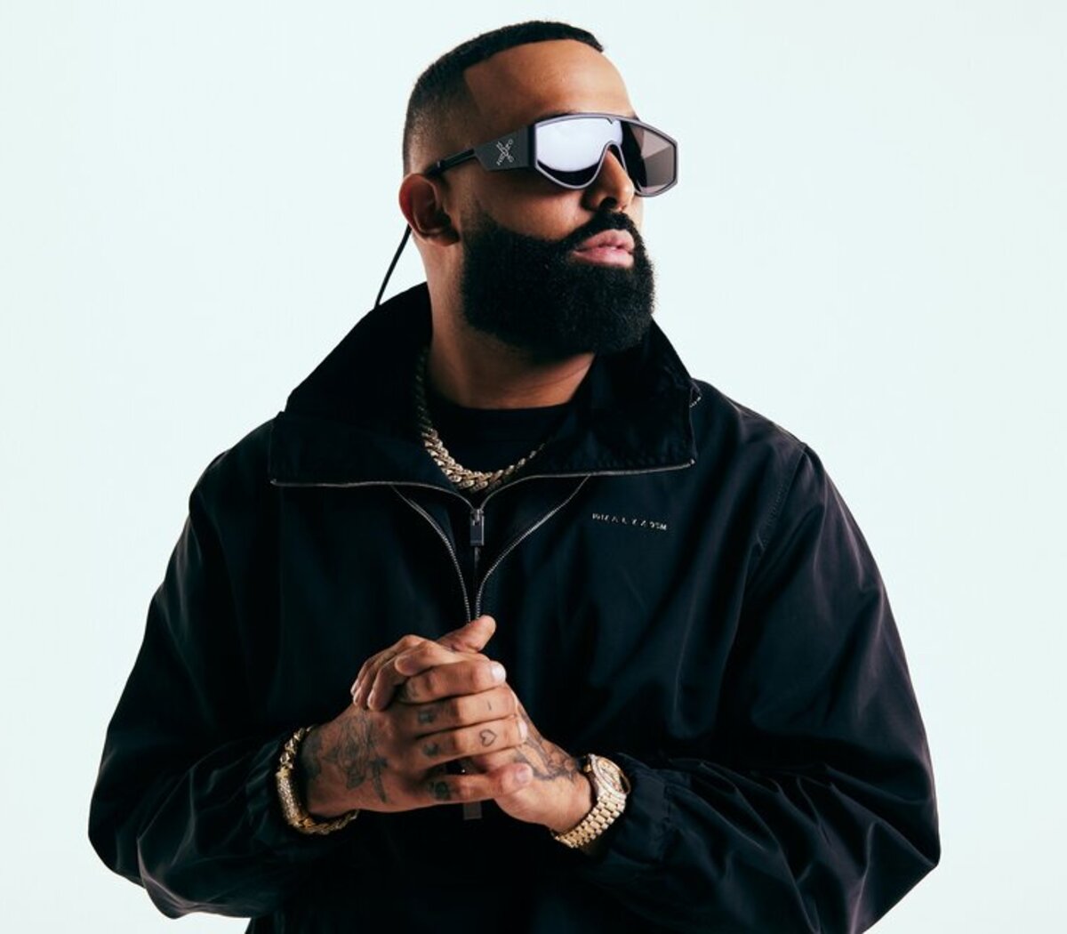 Eladio Carrión publicó el video de “La canción feliz del disco“ con ...