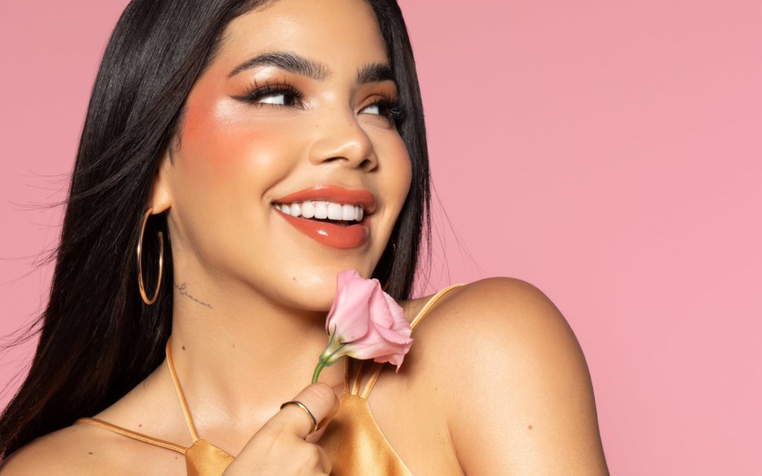 Kenia Os lanzó “Pink Aura”, el álbum que saca su lado más rosa - Quality 90.5